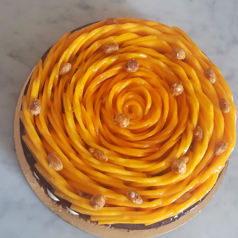 Gâteau sur mesure – Rosace Mangue frâiche, café & cardamome – Clotilde ...